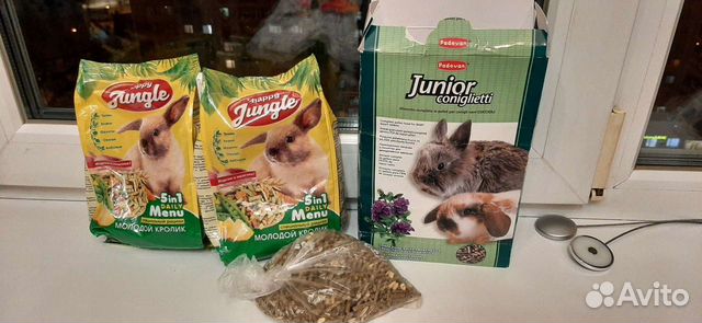 Для кролика корм, сено, опилки